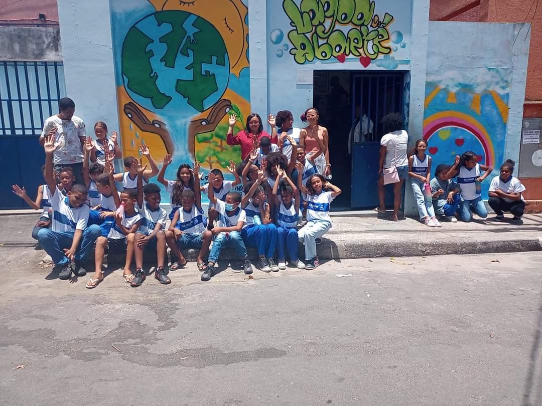 Alunos da Escola Municipal Lagoa do Abaeté grafitam muros da escola Alunos da Escola Municipal Lagoa do Abaeté grafitam muros da escola
